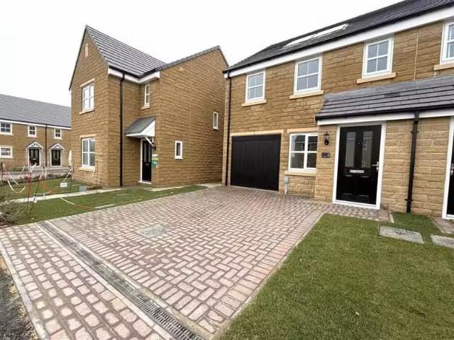 Unique 2 BA 3 bedroom semi detached house for rent in Fieldway.