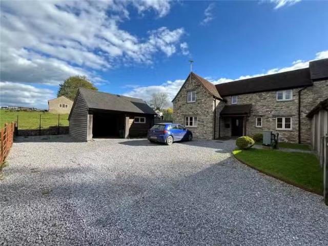 Nice 2 BA 3 bedroom semi detached house for rent in Superb Thr.