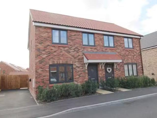 Cheap 2 BA 3 bedroom semi detached house for rent in Rosemary.