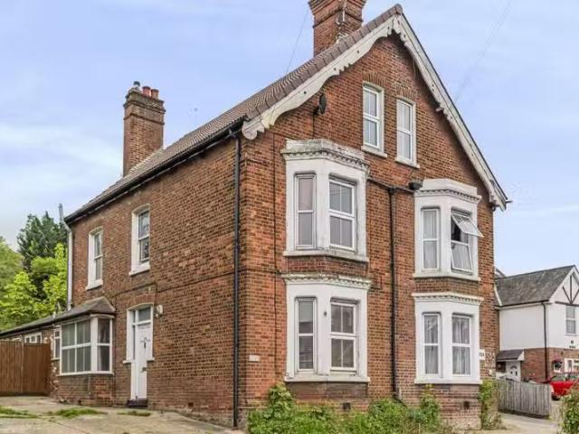 Nice 2 BA 3 bedroom semi detached house for rent in West Wycom.