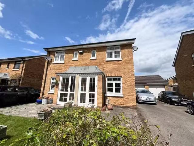 Cheap 2 BA 3 bedroom semi detached house for rent in Westgrove.