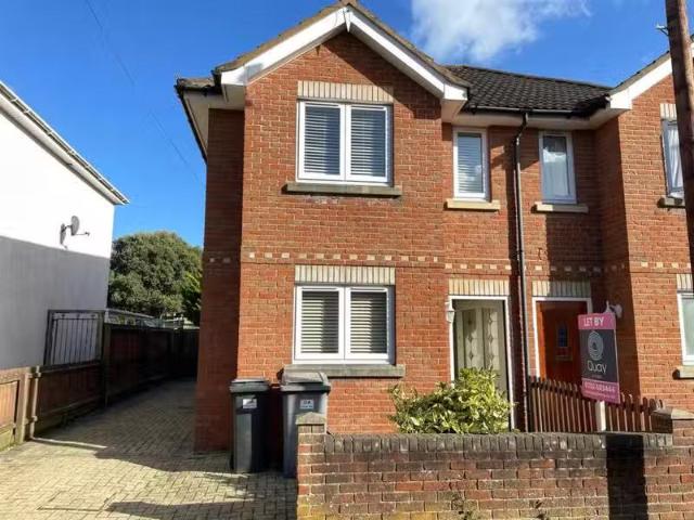 Deal! 2 BA 3 bedroom semi detached house for rent in Trafalgar.