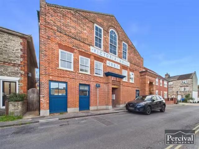 Nice 2 BA 3 bedroom semi detached house for rent in Victoria H.