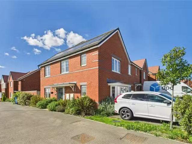 New 2 BA 3 bedroom Semi Detached House to rent, Hanwood Park A.