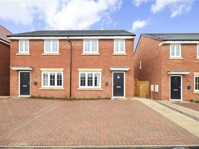 Nice 2 BA 3 bedroom Semi Detached House to rent, Outberry Way.