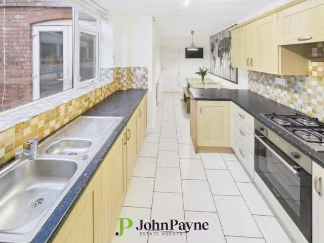 Cozy 2 BA 3 bedroom terraced house for rent in Abercorn Road.