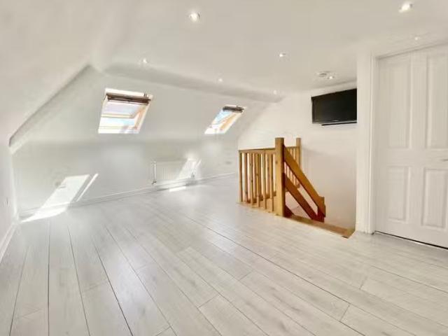 Nice 2 BA 2 bedroom maisonette for rent in Knowle, Moss Mews.