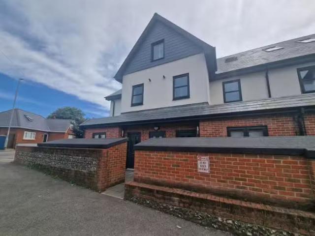 Charming 2 BA 2 bedroom apartment for rent in West Street, Dea.