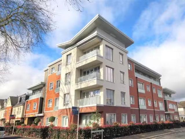 Rental! 2 BA 2 bedroom apartment for rent in Woking, Surrey, G.