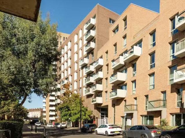 Cheap 2 BA 2 bedroom apartment for rent in Devons Road, London.