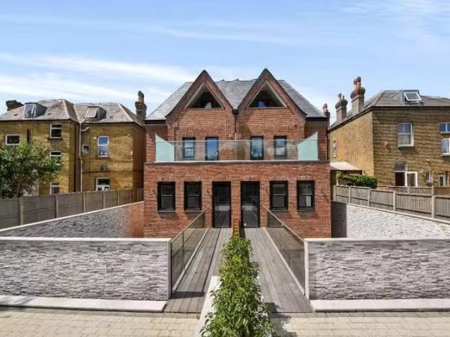 For Rent! 2 BA 2 bedroom duplex for rent in The Ridgeway, Lond.