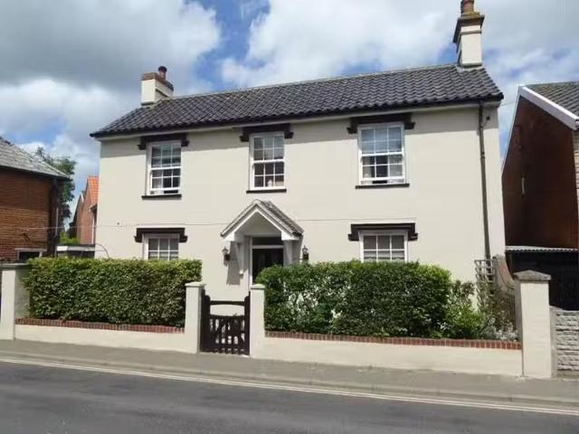 Nice 2 BA 2 bedroom detached house for rent in Sizewell Road.