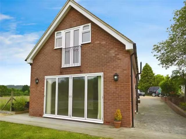 Deal! 2 BA 2 bedroom Detached House to rent, Hockers Lane, Wea.