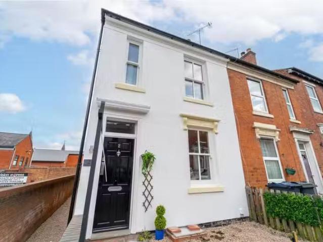 Just in! 2 BA 2 bedroom end of terrace house for rent in Bull.