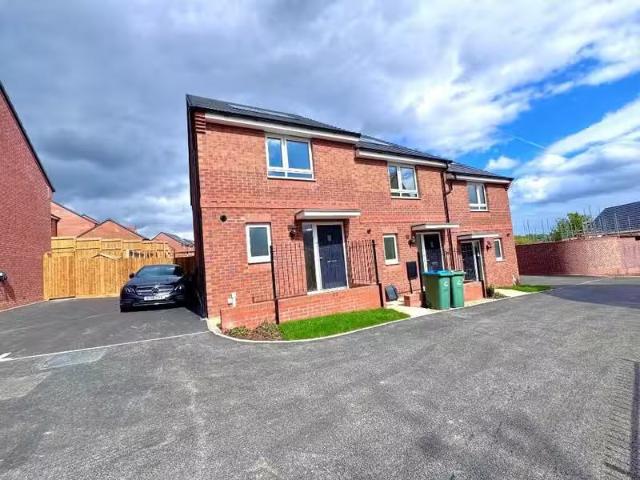 Deal! 2 BA 2 bedroom end of terrace house for rent in THE MILL.