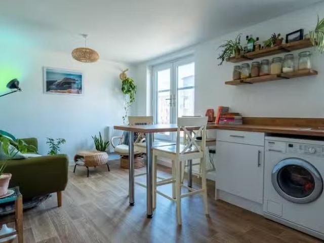 Just in! 2 BA 2 bedroom flat for rent in Clos Y Rheilffordd, C.