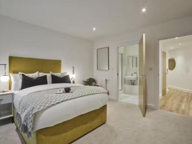 Charming 2 BA 2 bedroom flat for rent in Orchestra House, Ilfo.
