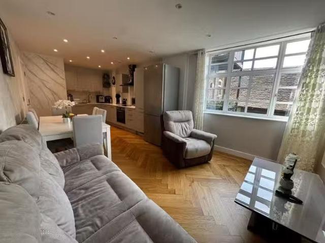 Charming 2 BA 2 bedroom flat for rent in Litten Tree House, 81.
