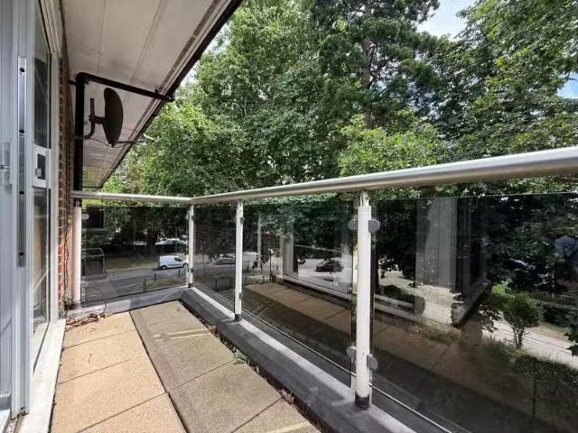 Nice 2 BA 2 bedroom flat for rent in Maplehurst Close, Dartfor.