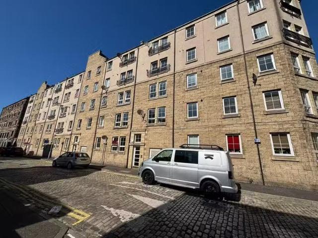 Deal! 2 BA 2 bedroom flat for rent in Mitchell Street, Leith.