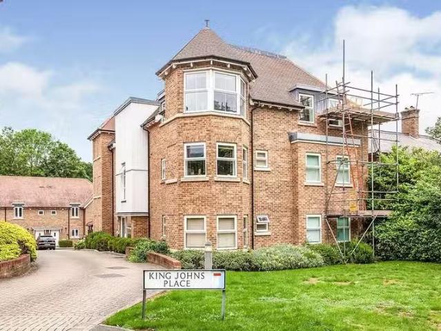 Cheap 2 BA 2 bedroom Flat to rent, Egham Hill, Egham, TW20 £1.
