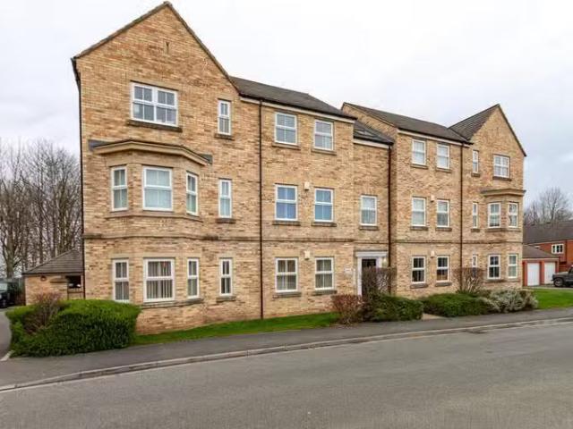 Charming 2 BA 2 bedroom ground floor flat for rent in Horsesho.