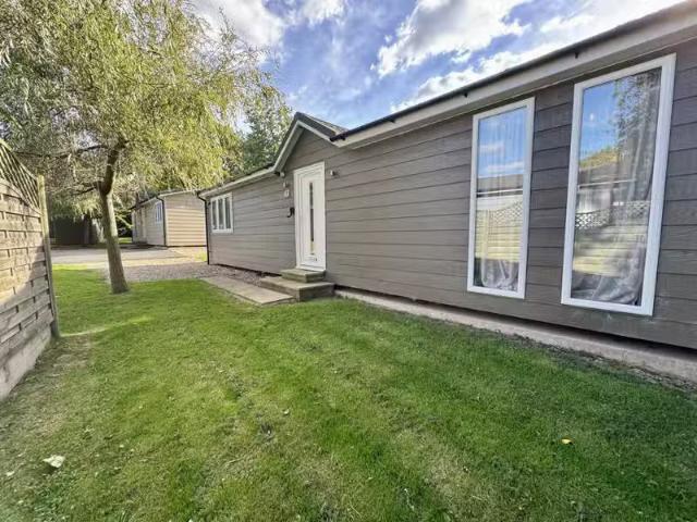 Deal! 2 BA 2 bedroom lodge for rent in Golden Cross, Hailsham.