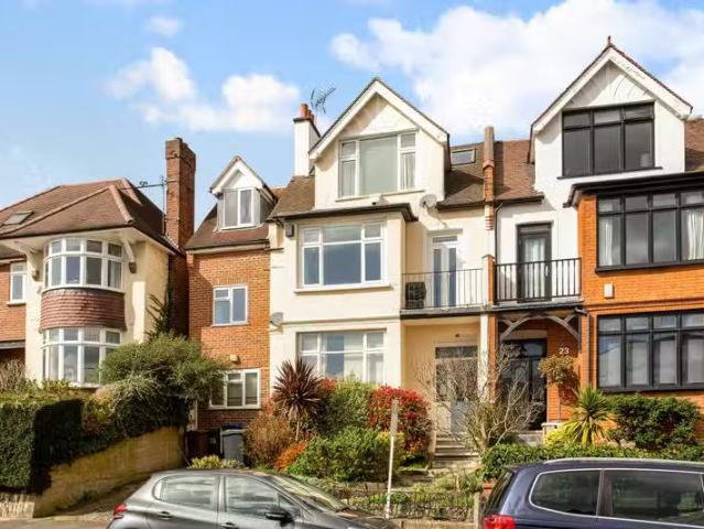Nice 2 BA 2 bedroom property to let in Dora Road, London, SW19.