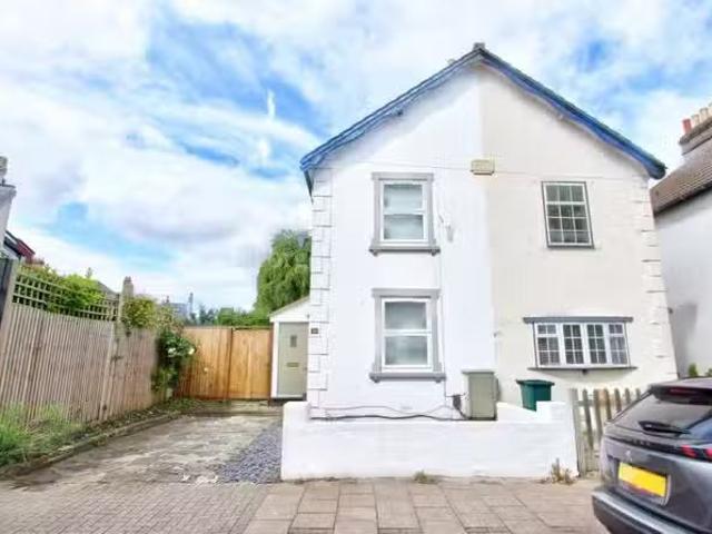 Nice 2 BA 2 bedroom semi detached house for rent in Cowper Roa.