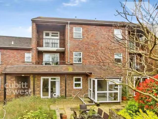 Nice 2 BA 4 bedroom apartment for rent in The Genistas Semley.