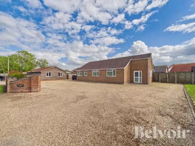 Nice 2 BA 4 bedroom bungalow for rent in Town Green Road, Watt.
