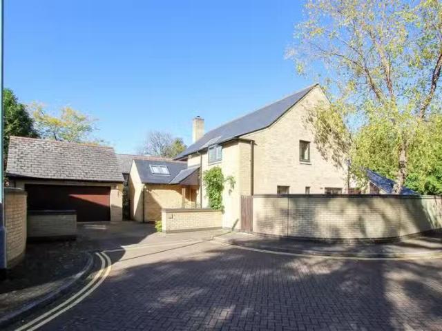 Rental! 2 BA 4 bedroom detached house for rent in Chaucer Clos.