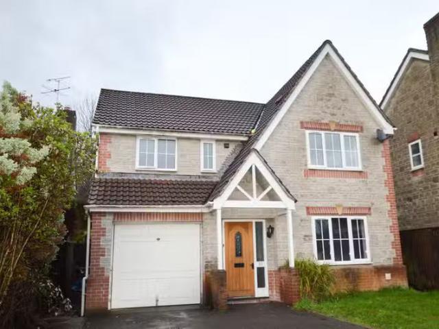 For Rent! 2 BA 4 bedroom detached house for rent in Hippisley.