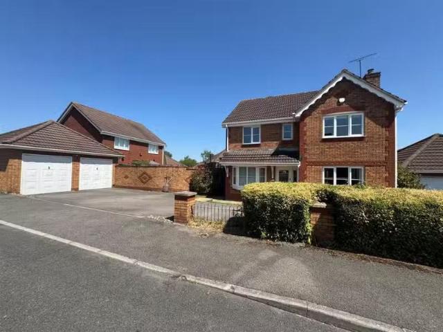 New 2 BA 4 bedroom detached house for rent in Hither Mead, Fra.