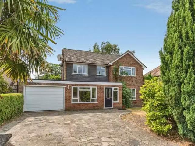 Just in! 2 BA 4 bedroom detached house for rent in Iberian Way.