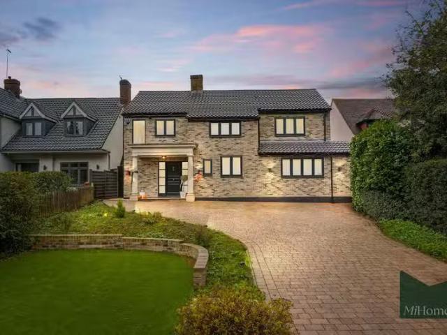 Charming 2 BA 4 bedroom detached house for rent in Tolmers Roa.