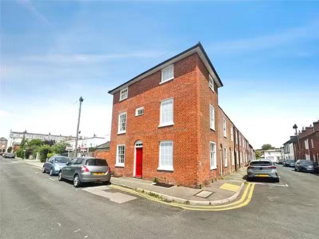 Just in! 2 BA 4 bedroom End Terrace House to rent, New Street.