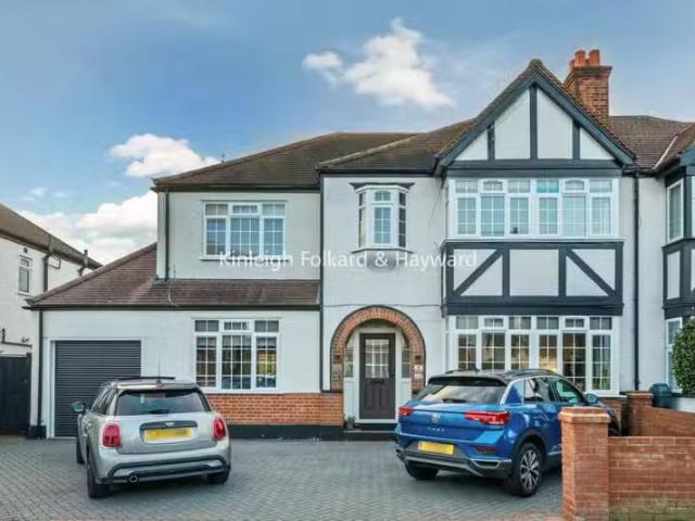 Charming 2 BA 4 bedroom flat for rent in Henville Road, Bromle.