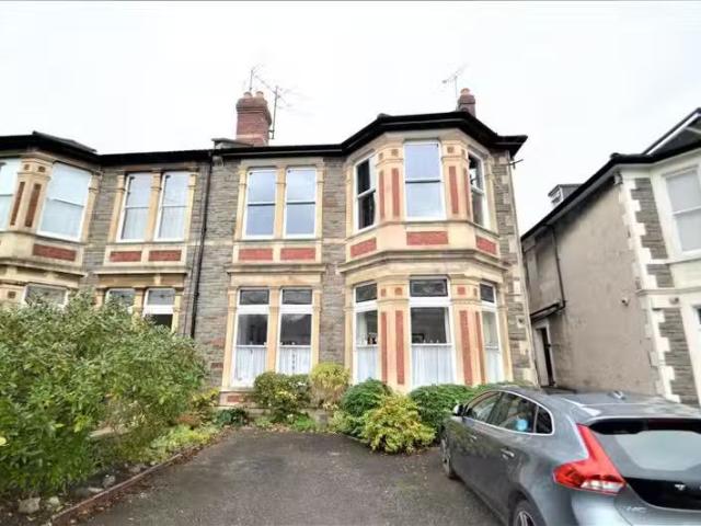 Nice 2 BA 4 bedroom flat for rent in Northumberland Road, Redl.
