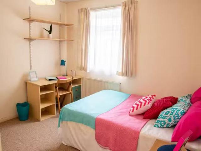 Cozy 2 BA 4 bedroom house for rent in Downs Road, Canterbury.