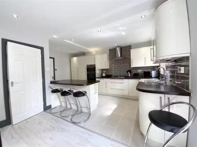Nice 2 BA 4 bedroom house for rent in Harrison Way, Windsor Qu.
