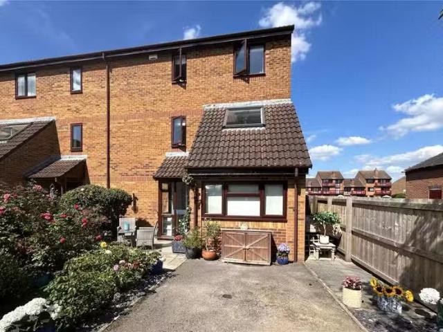 Nice 2 BA 4 bedroom house for rent in The Slipway, Staverton.