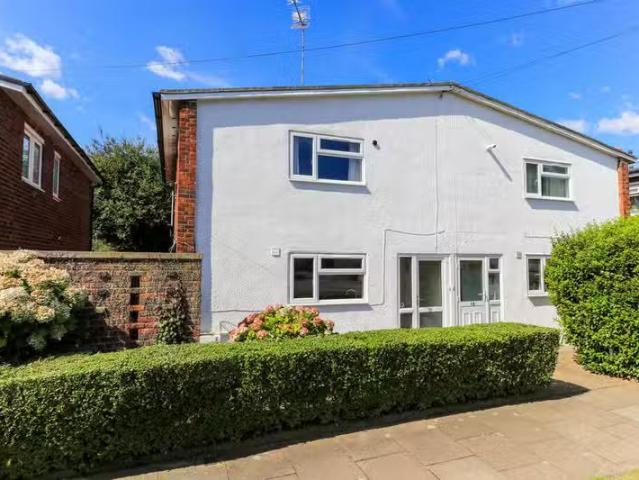 Unique 2 BA 4 bedroom semi detached house for rent in Fern Del.
