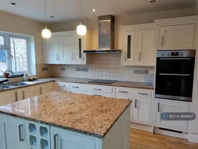 Cozy 2 BA 4 bedroom semi detached house for rent in Netherhall.