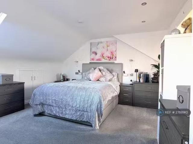 For Rent! 2 BA 4 bedroom semi detached house for rent in South.