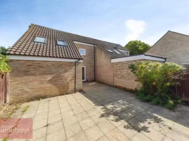 Nice 2 BA 4 bedroom semi detached house for rent in Strawmead.