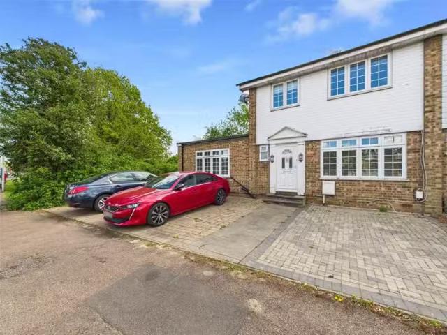 Unique 2 BA 4 bedroom semi detached house for rent in Pool Roa.