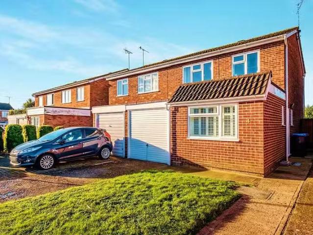 Cheap 2 BA 4 bedroom Semi Detached House to rent, Brisbane Clo.
