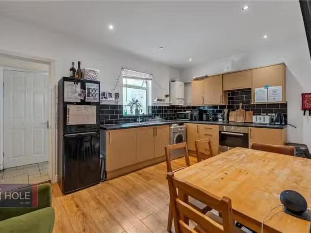 Nice 2 BA 4 bedroom terraced house for rent in Oak Road, Bisho.