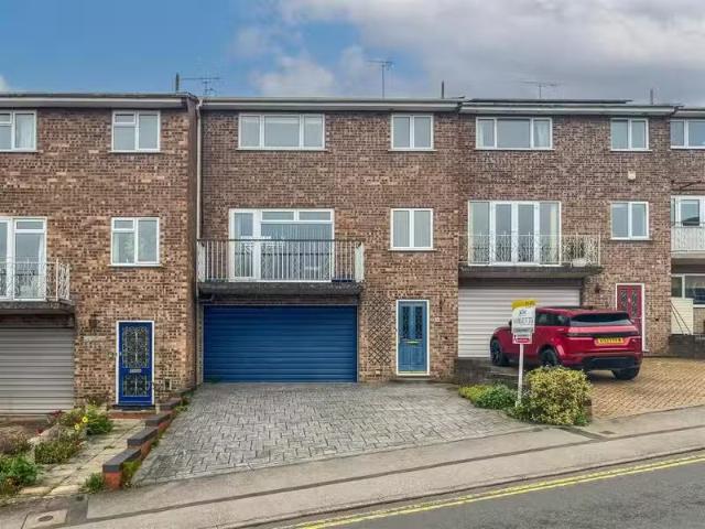 New 2 BA 4 bedroom terraced house for rent in birdsparrow Stre.